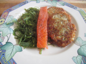 Gebeizte Lachstranche auf Goma-Wakame-Salat und Krautküchlein ...